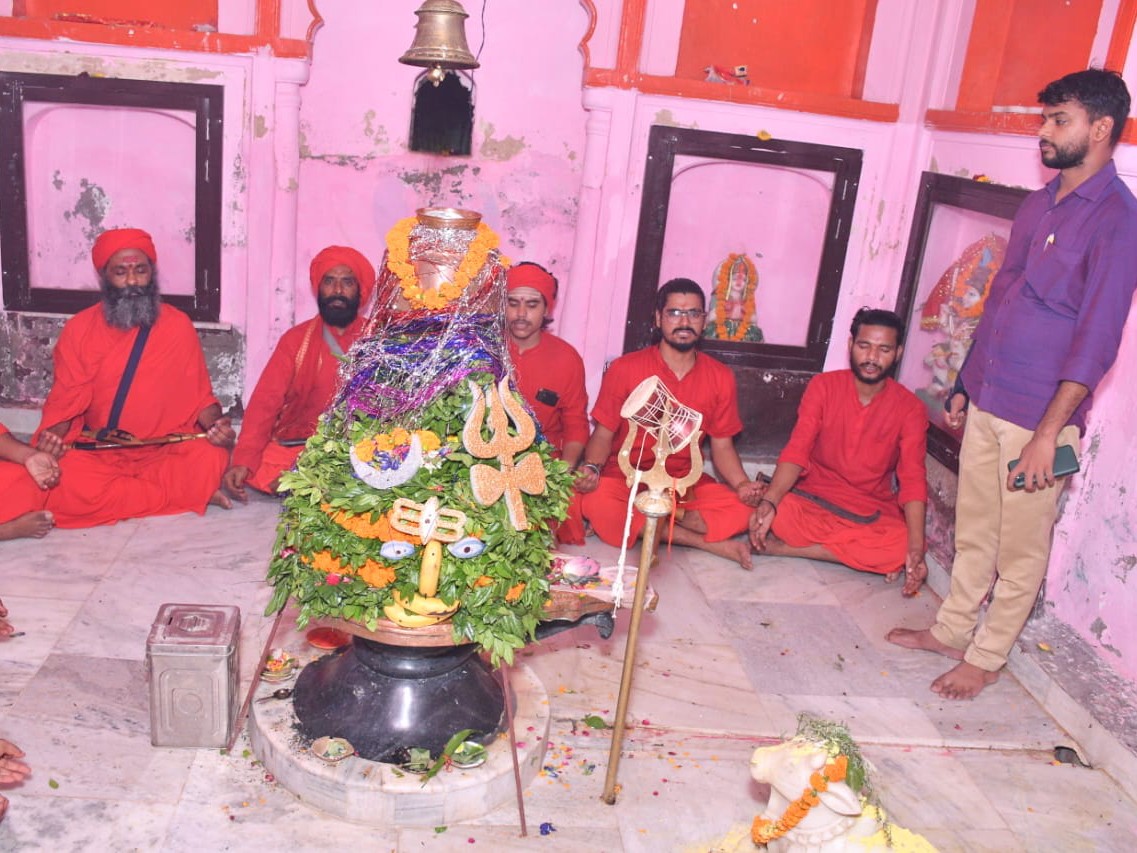 Huge feast on the renovation of the temple | मंदिर के जीर्णोद्धार पर ...