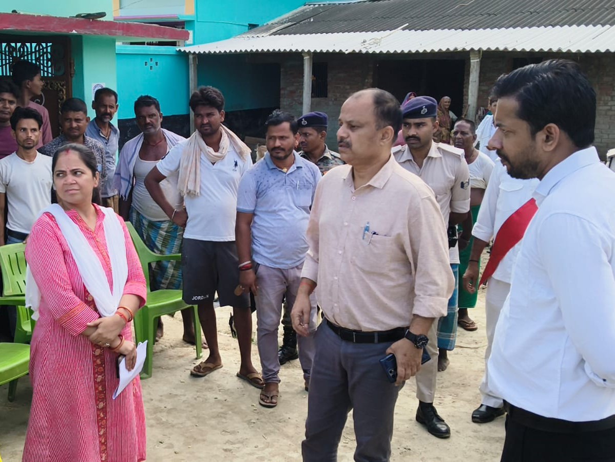 Voter list check in Salkhua | सलखुआ में मतदाता सूची की जांच: डीएम ने ...