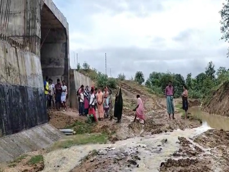 Sewer water entered 30 houses in Korba | कोरबा में नाले में बह गया ...