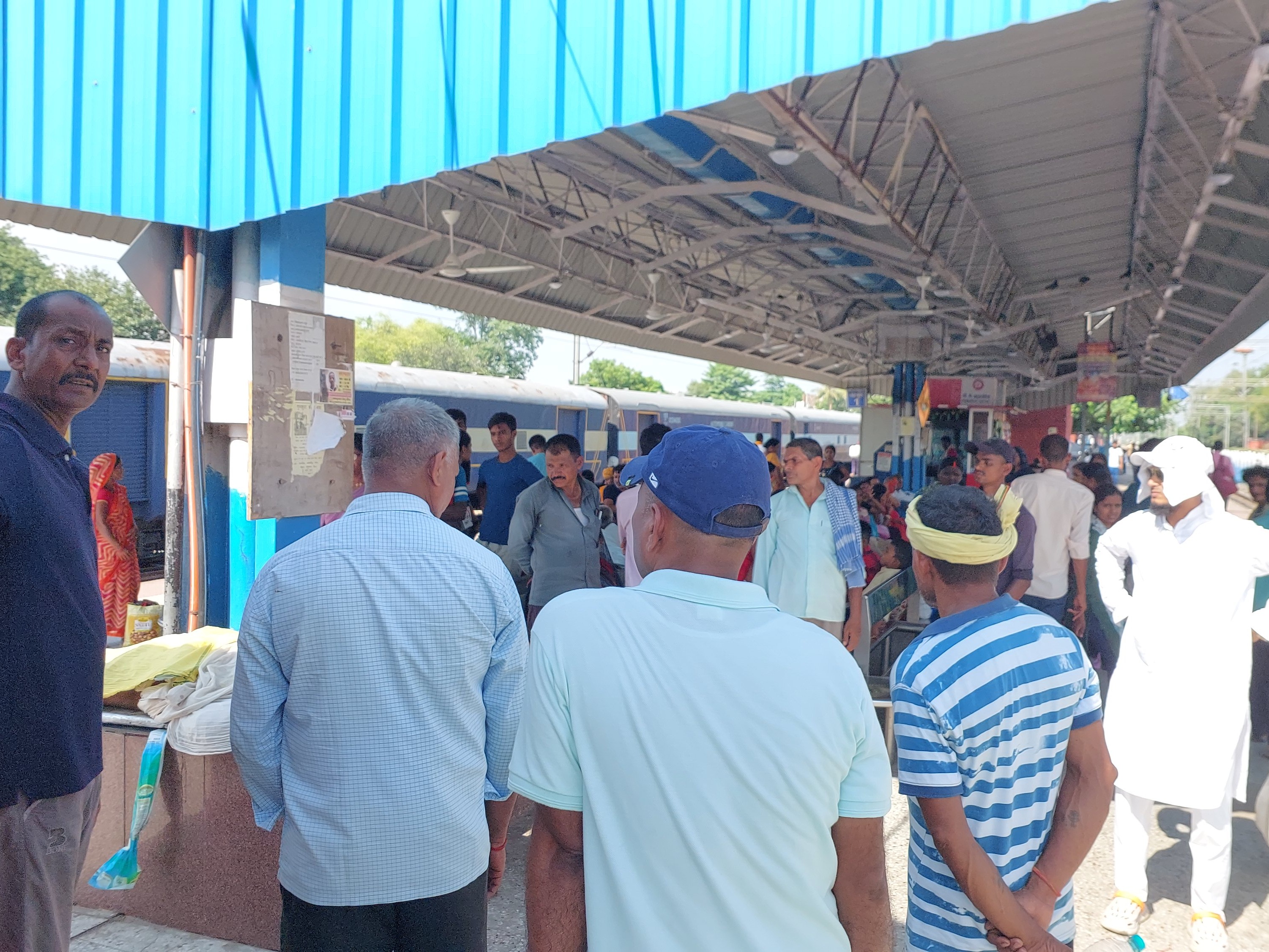 An old man died after falling from a train at Bihta railway station ...