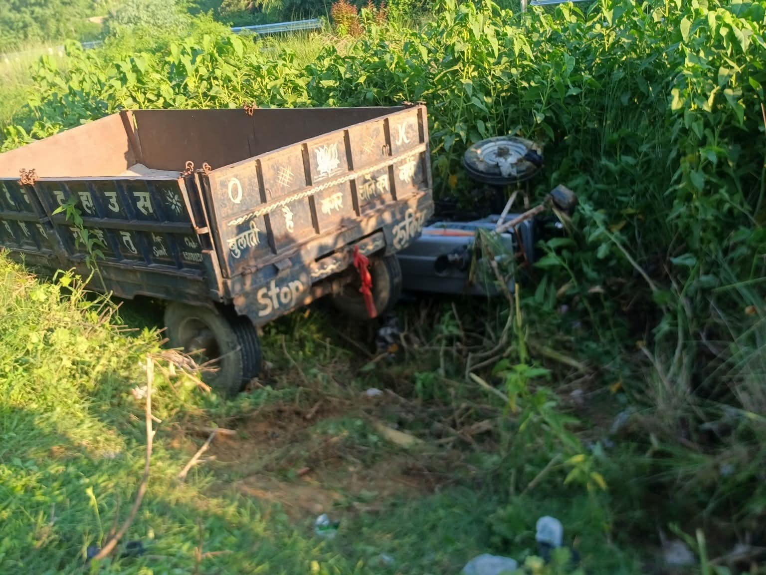 In Maskanwa, the tractor-trolley overturned in the field due to ...