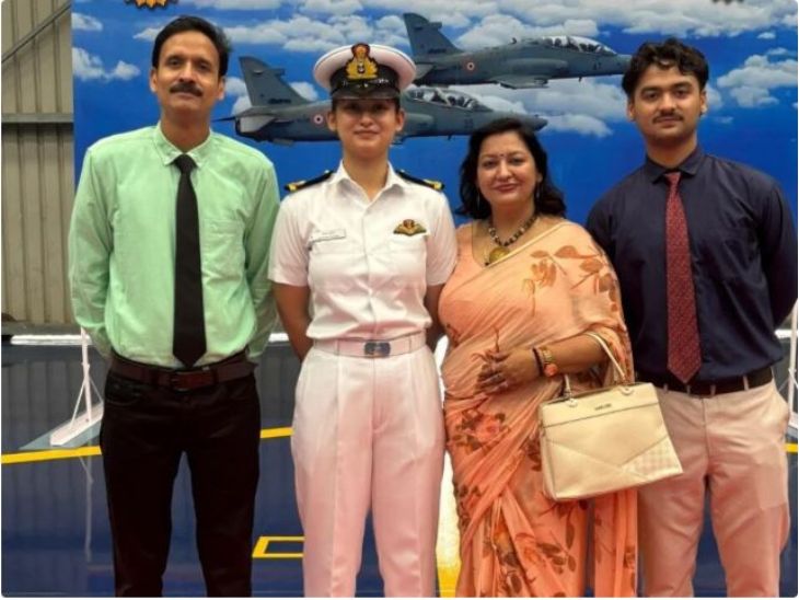 Aastha Poonia became the first female fighter pilot of the Navy | यूपी ...