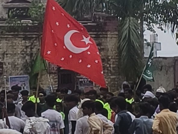 Controversy over red flag in Muharram procession | मोहर्रम के जुलूस में ...