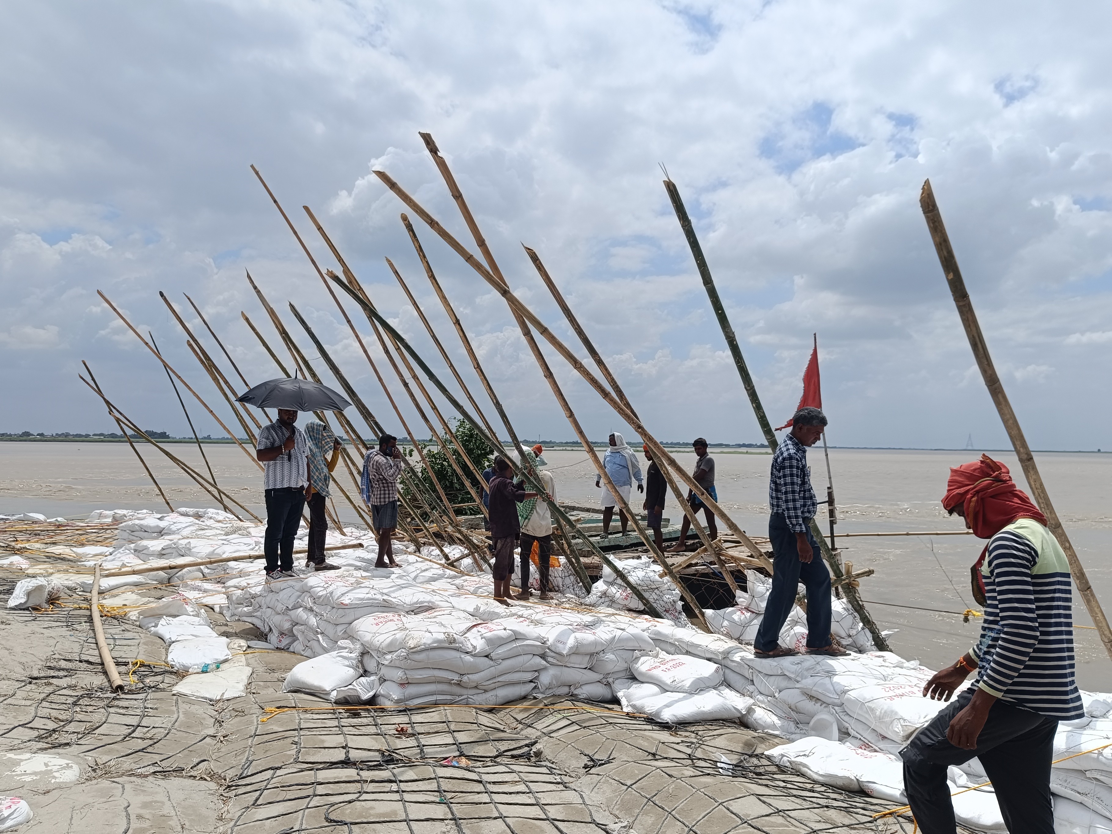 The water level of Kosi river increased in Salkhua | सलखुआ में कोसी नदी ...