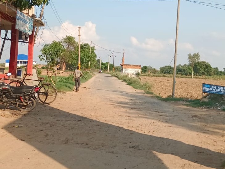 The condition of Sunasir Nath temple road in Hardoi is in a bad state