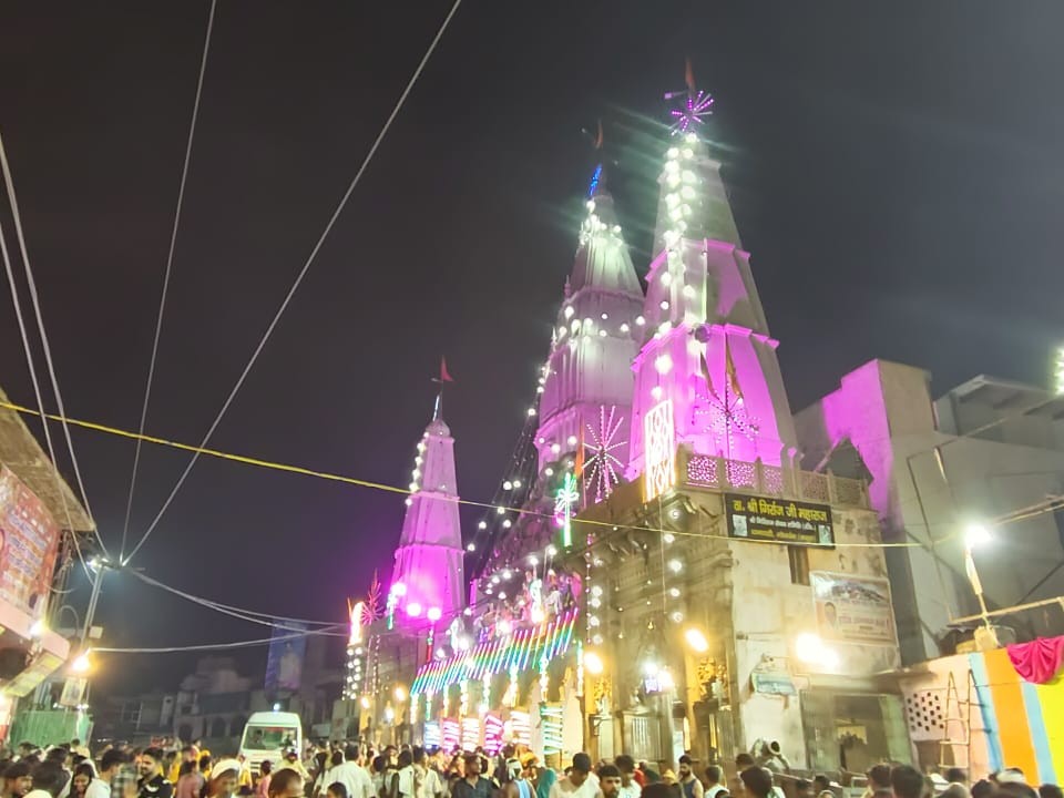 Night view of Govardhan Parikrama route; VIDEO