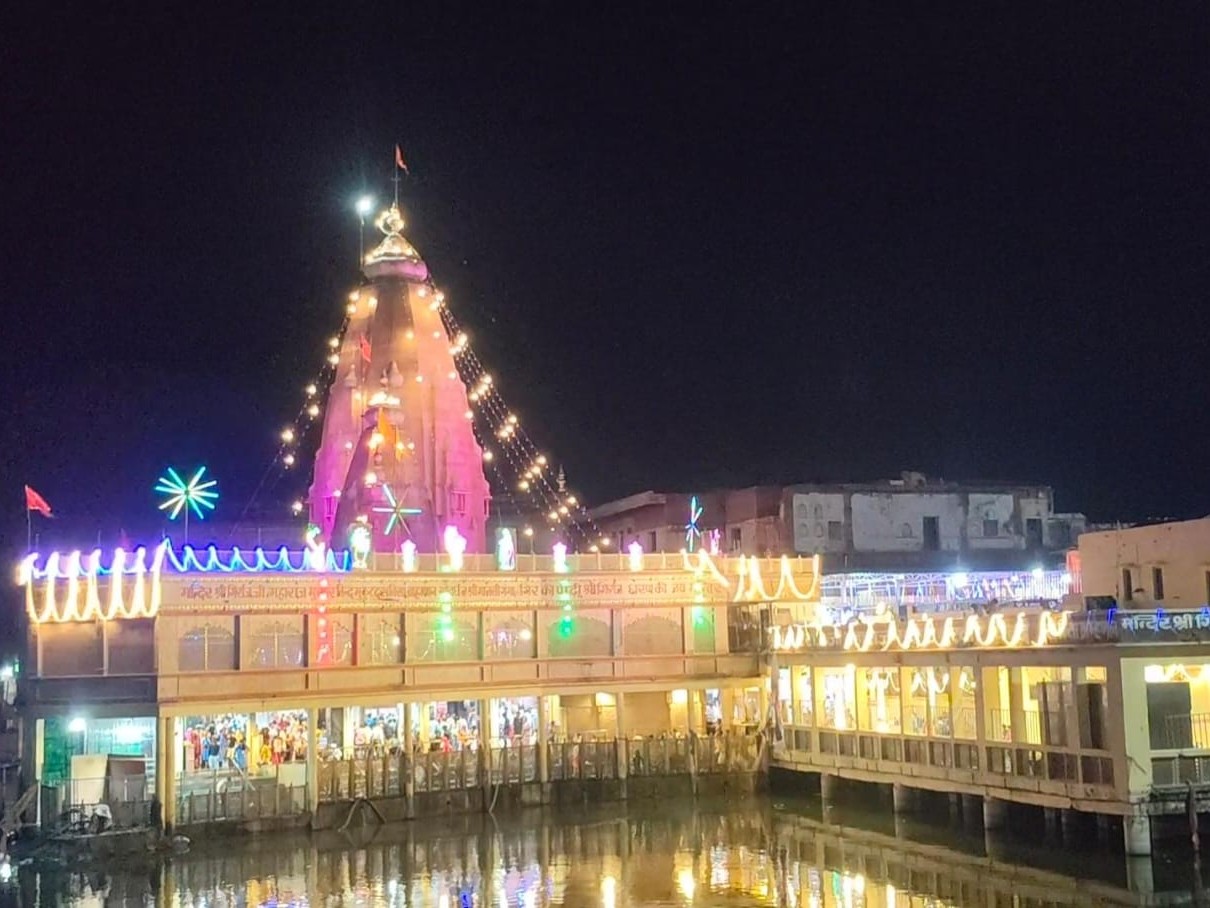 Night view of Govardhan Parikrama route; VIDEO