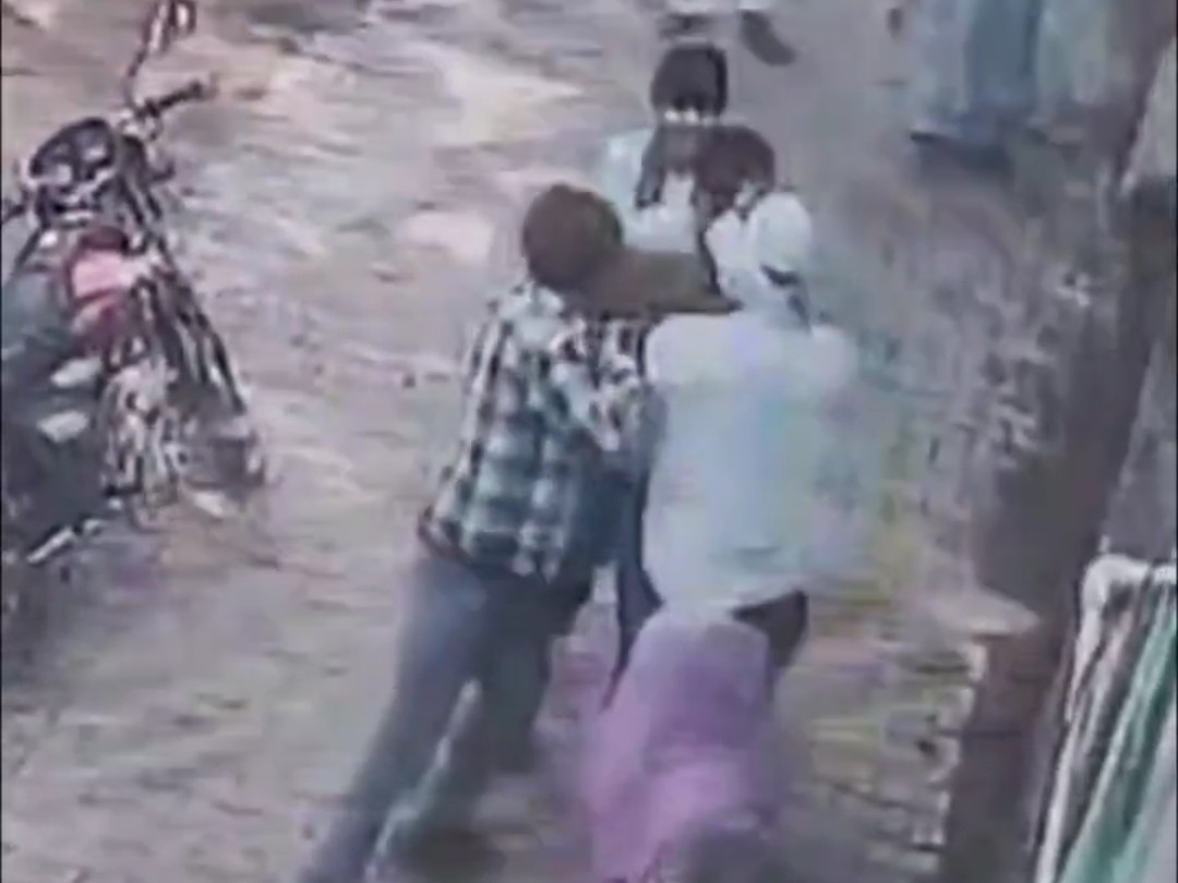 Fierce fighting ensues between relatives, VIDEO