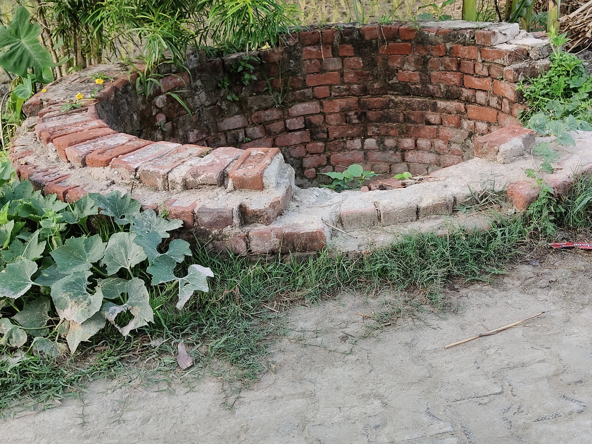 The well with broken platform in Ramkola has become dangerous | रामकोला ...