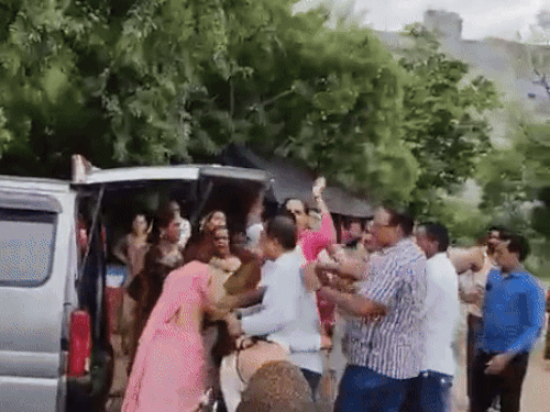 Rajasthan Kinnar Fight Video; Kajal Vs Reena Eunuch | Kota News | कोटा में किन्नरों के दो गुट ...