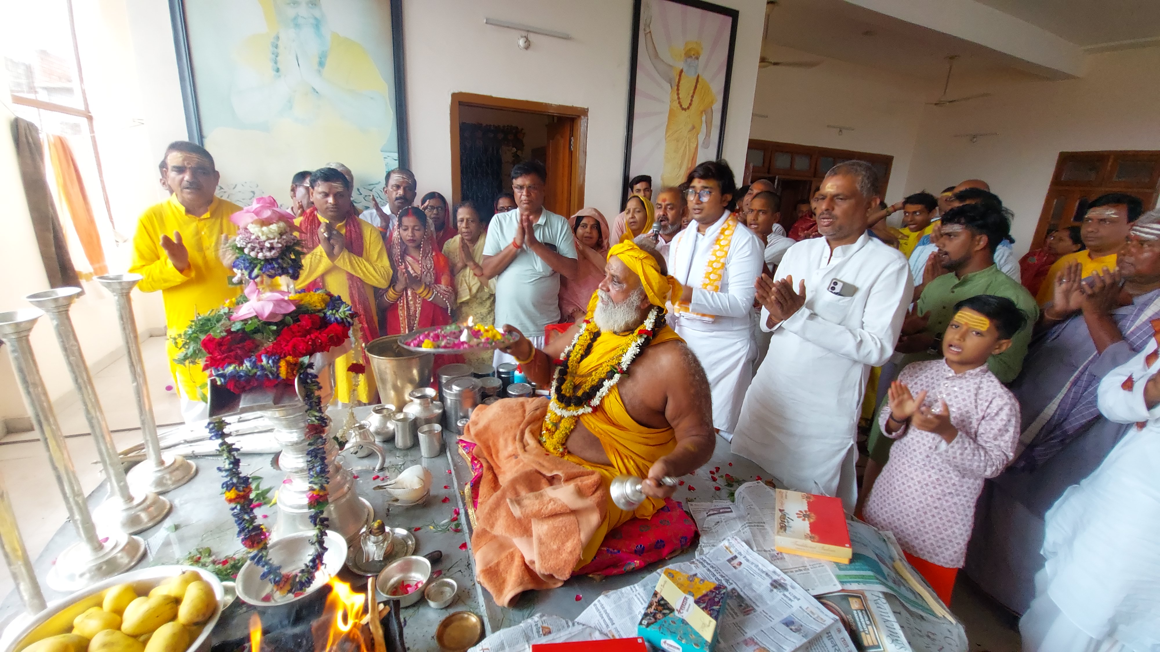 Devotees reached the monastery, temple and ashrams of Kashi | मुस्लिम महिलाओं ने बाबा बालकदास की ...