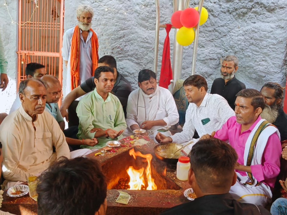 Devotees gathered at Baba Kinaram Math on Guru Purnima | गुरु पूर्णिमा ...