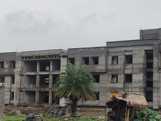 New collectorate building has not been built in Dhar yet | धार में अब ...