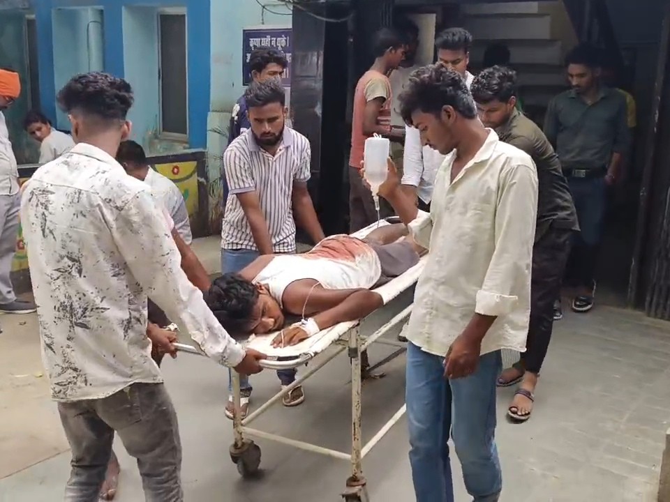 Two parties clashed over taking the tractor from the field | खेत से ...