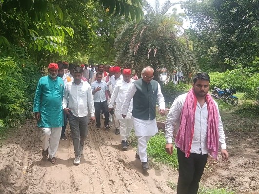 The road is full of mud in the entire Guru Dutt Singh Majra Jyuna