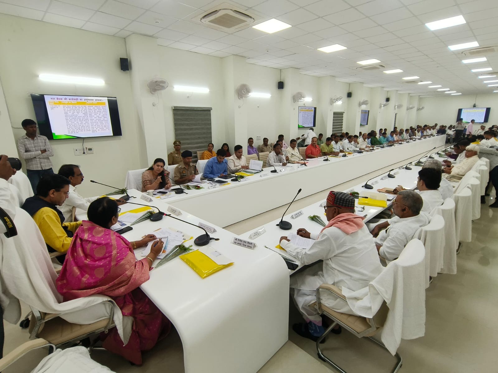 Conflict between DM and Agriculture Minister over transfer in Deoria ...