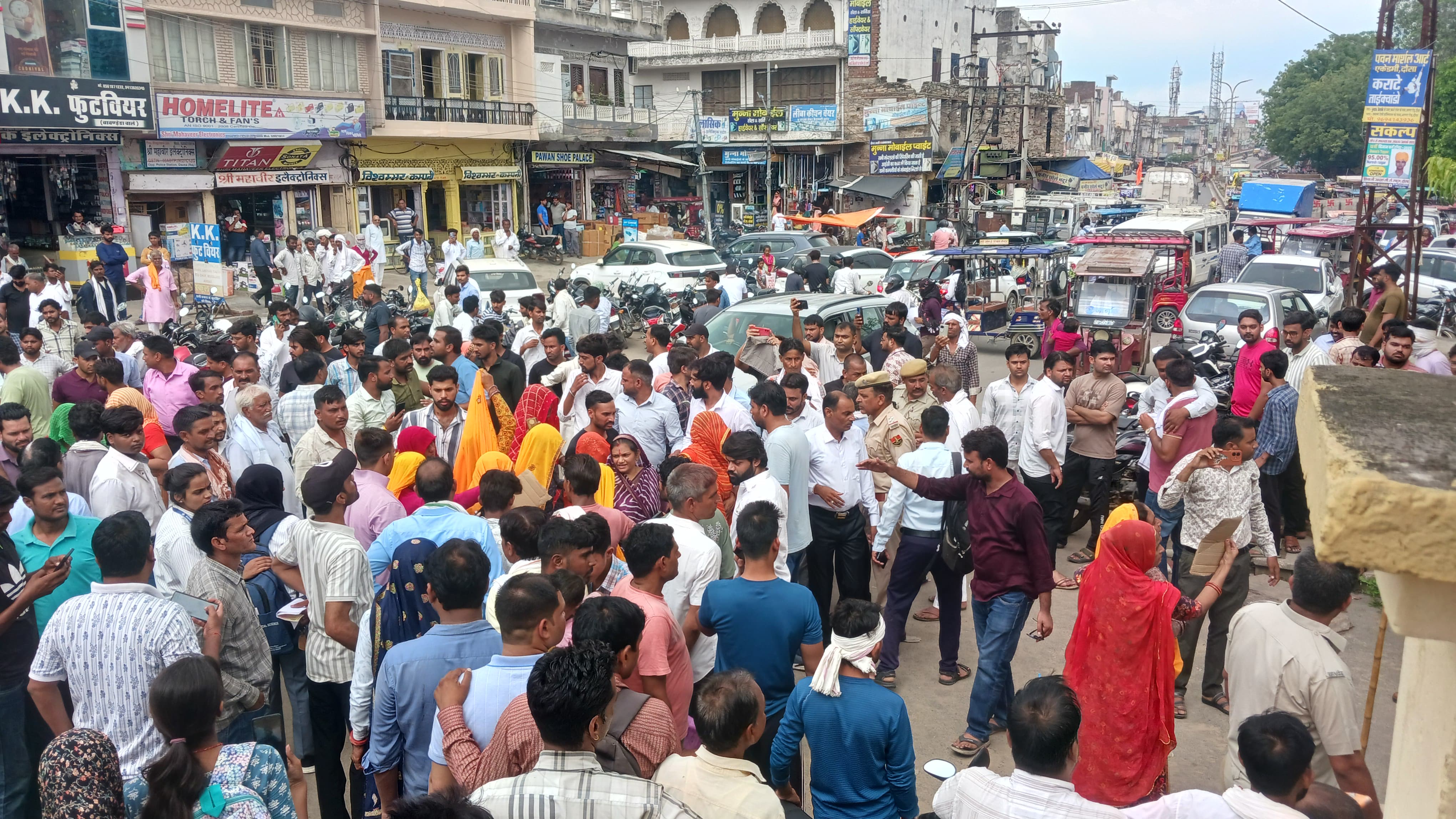 Demonstration and jam at the gate of Kotwali in protest against assault ...