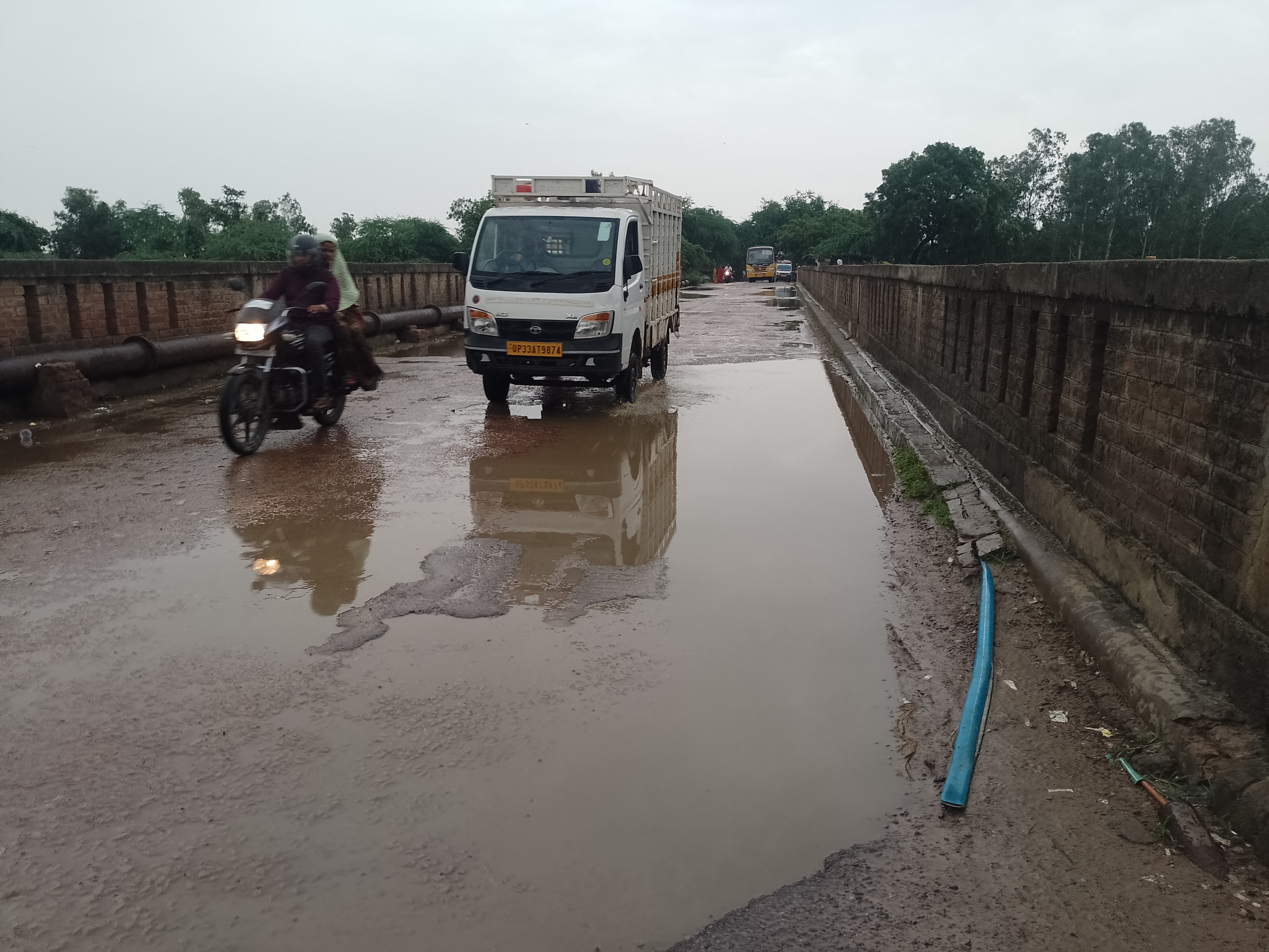 People are facing problems due to waterlogging on Sharda Canal Bridge