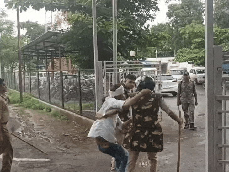 Cops unleash lathi-charge on Karni Sena over protests in Harda; Were ...