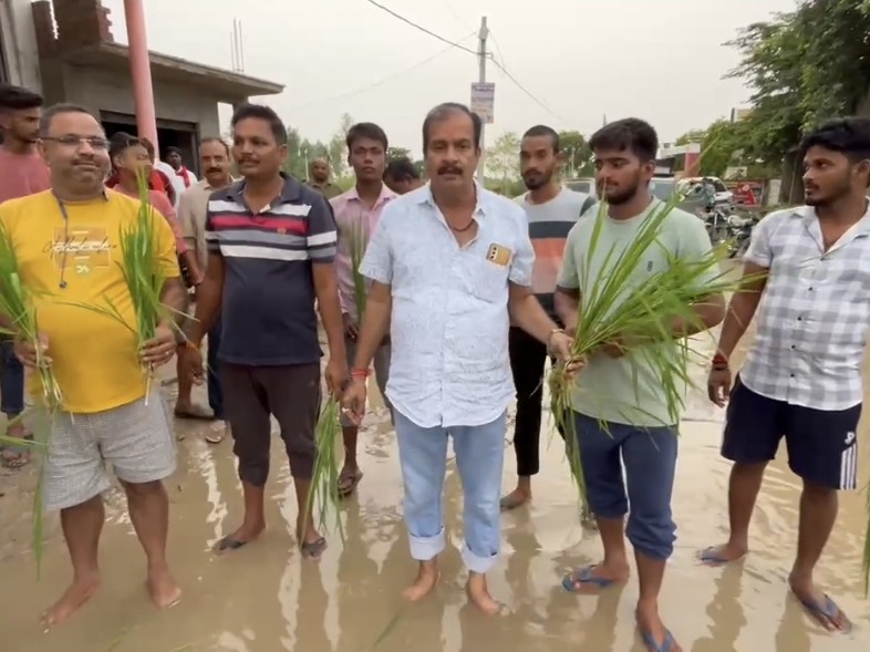 Unique protest against bad condition of road in Babatpur