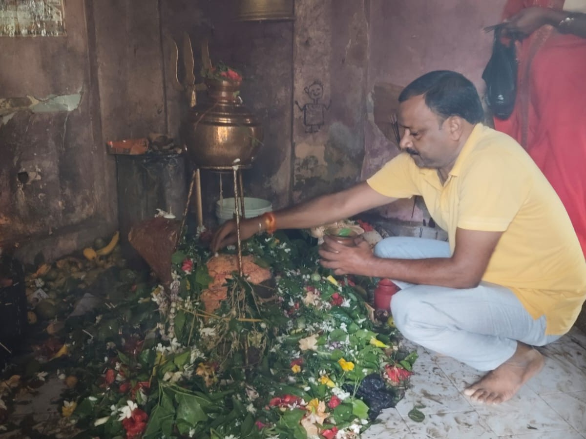 Crowd gathered at Mangal Nath Shiva temple in Nanpara | नानपारा में मंगली नाथ शिवमंदिर में उमड़ी ...