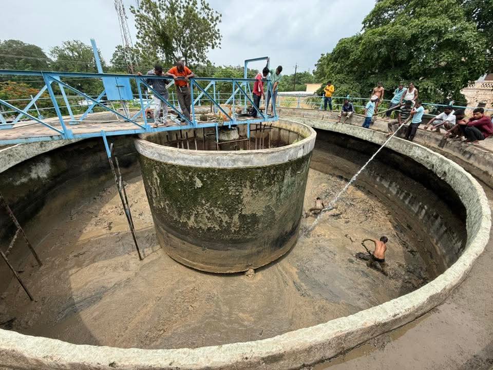 Mandleshwar filter plant was cleaned by taking a one day shutdown | एक ...
