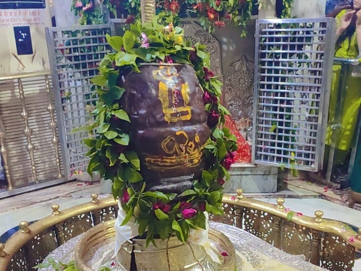 Devotees gathered in Shiva Dham Kundeshwar temple in Tikamgarh | शिवधाम ...