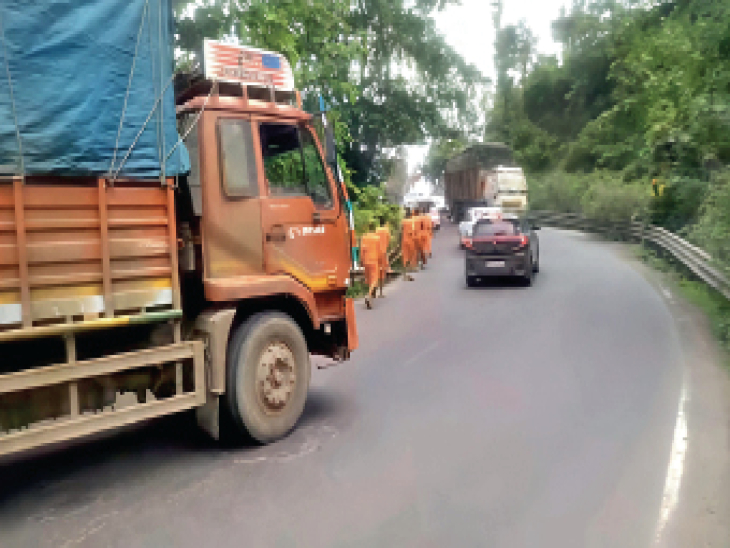When traffic from Indore was stopped, heavy vehicles started coming ...