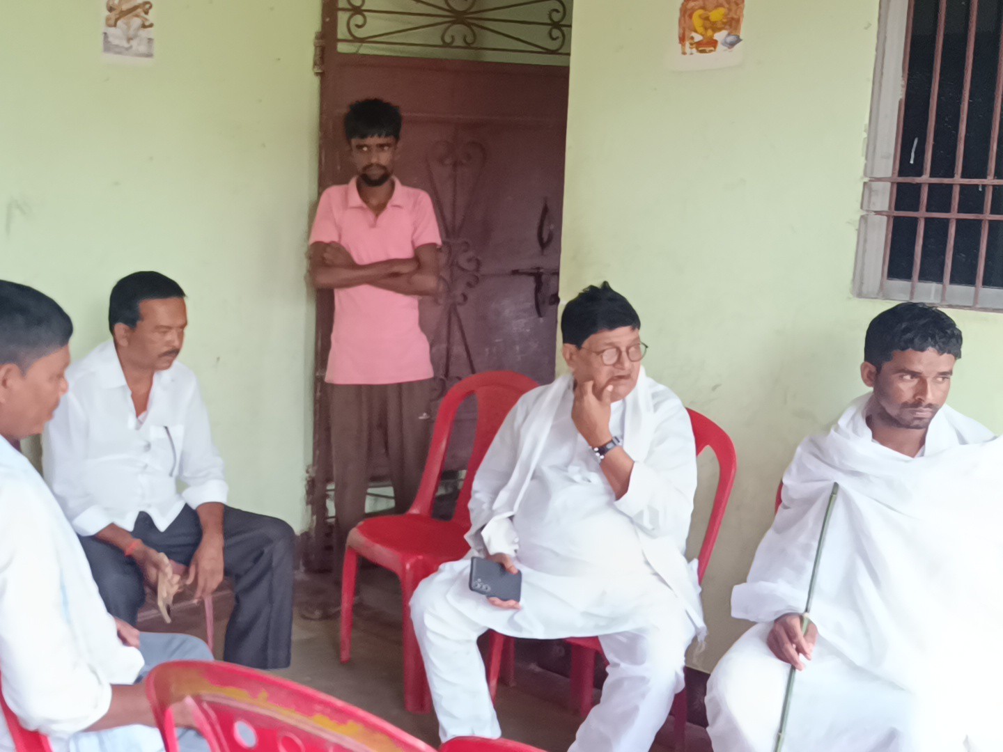 Former MLA meets the family of the deceased farmer in Salkhua | सलखुआ ...