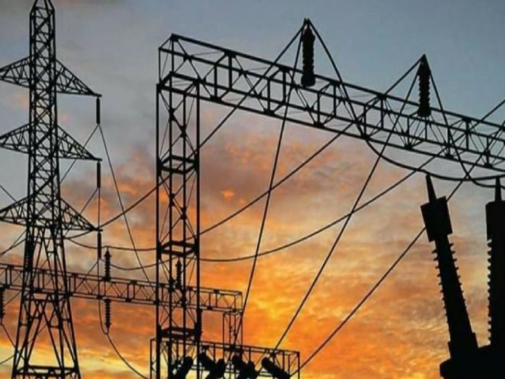 While playing, a minor tried to remove a wire that had fallen on the ...