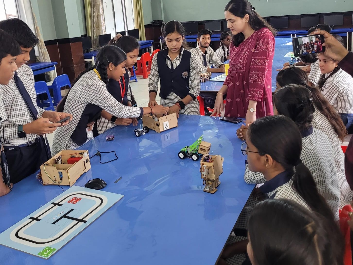 Director General of Atal Residential School visits Hiralal Yadav School ...
