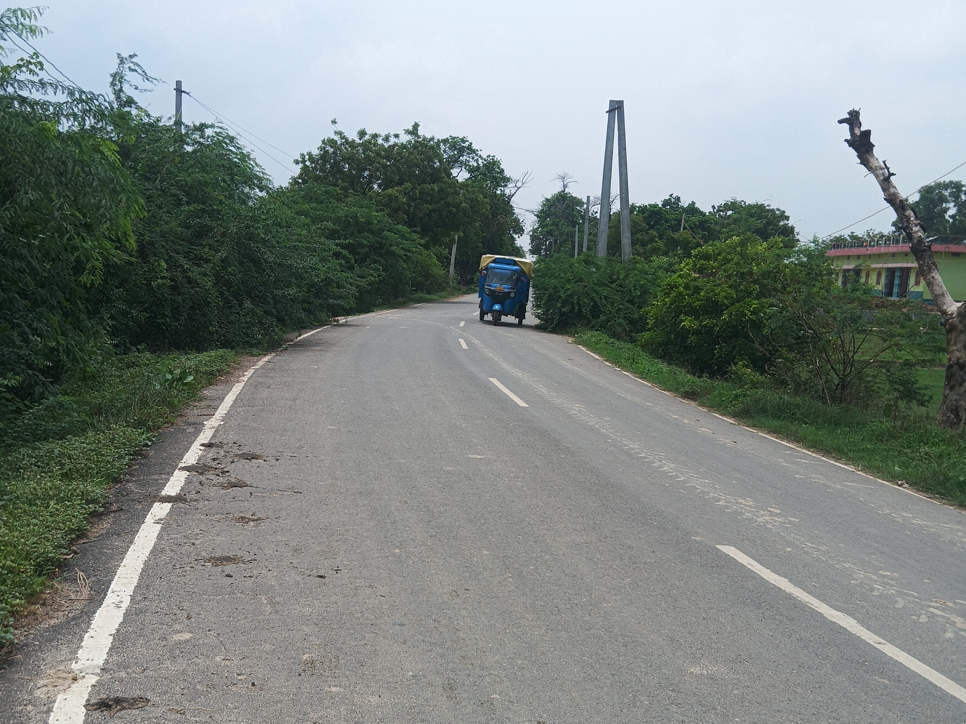 Danger of accident on Chahania-Dhanapur road | चहनिया-धानापुर मार्ग पर ...
