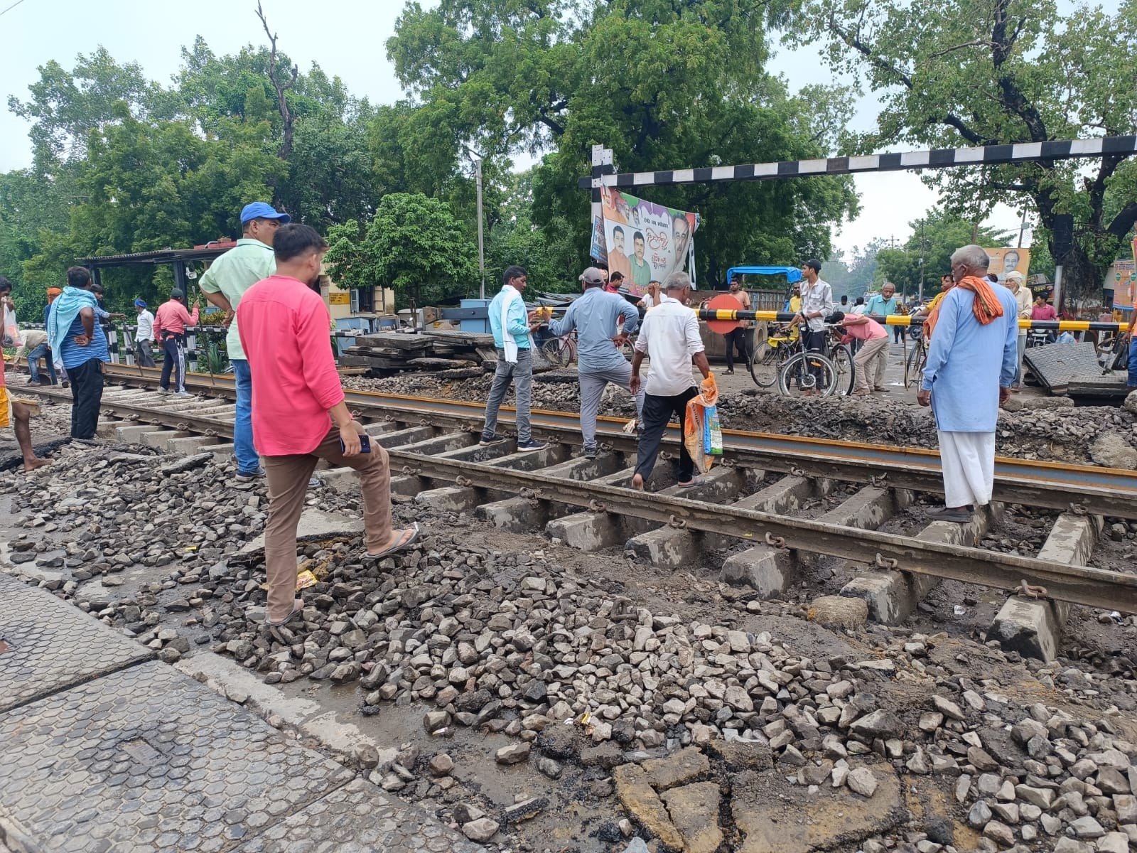 Repair work on Gonda-Mankapur railway crossing | गोंडा-मनकापुर रेल ...