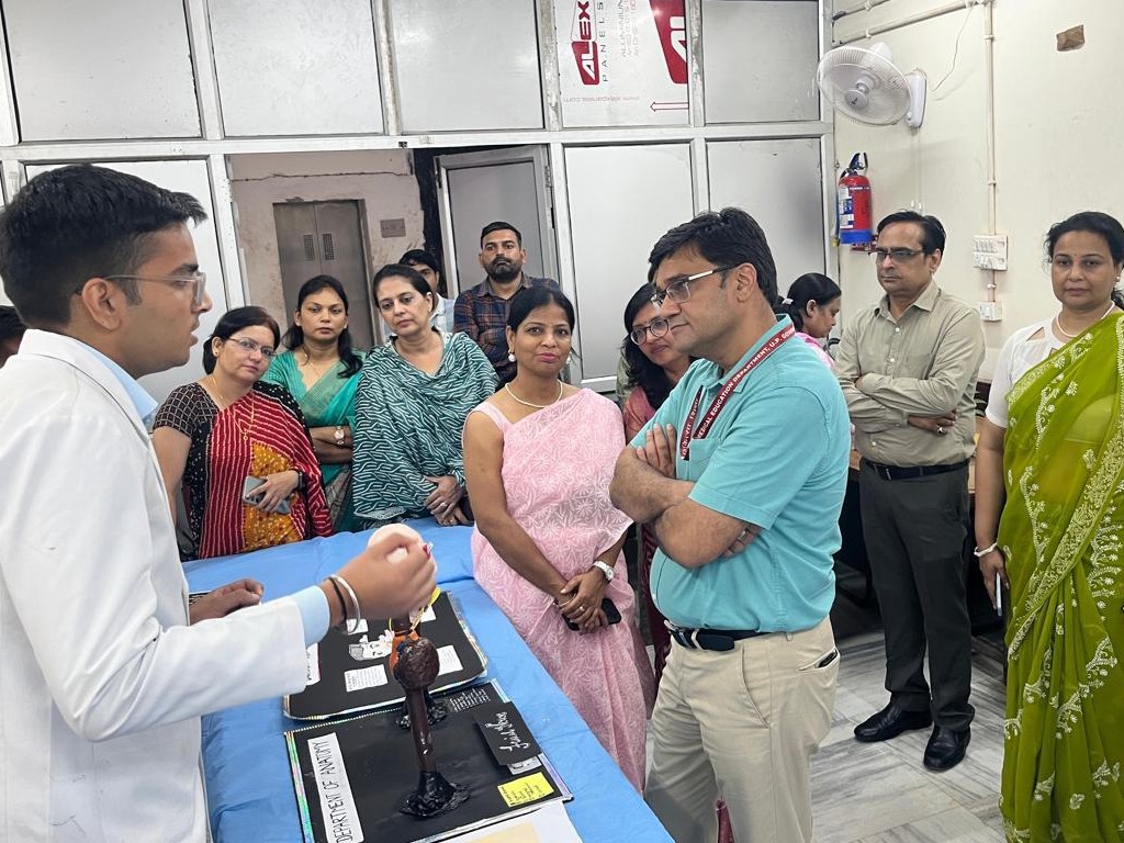 Body structure competition held at SNMC, Agra | आगरा के SNMC में शरीर ...