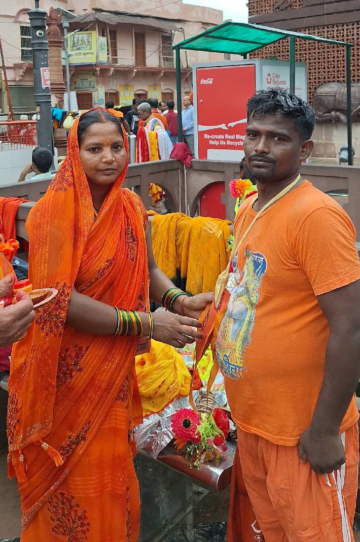 60-year-old women walk 120 km with injured hands