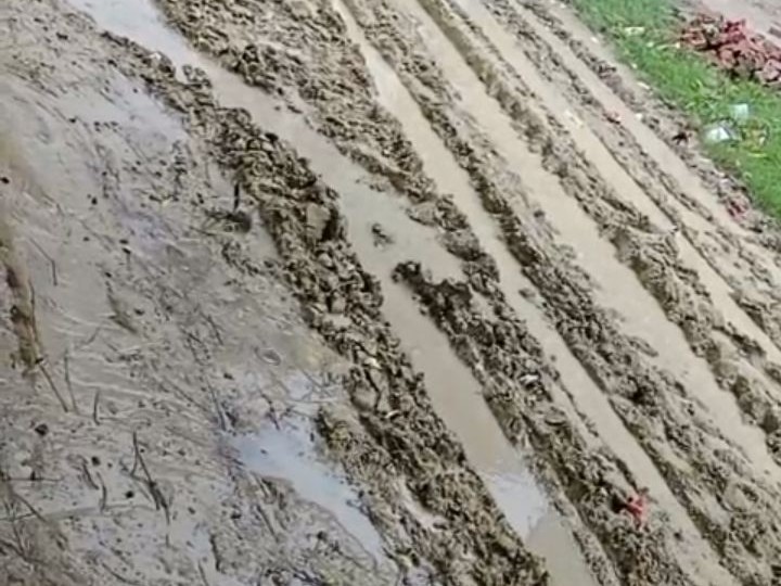 The condition of the road of Chorsand Pass in Jaunpur is bad