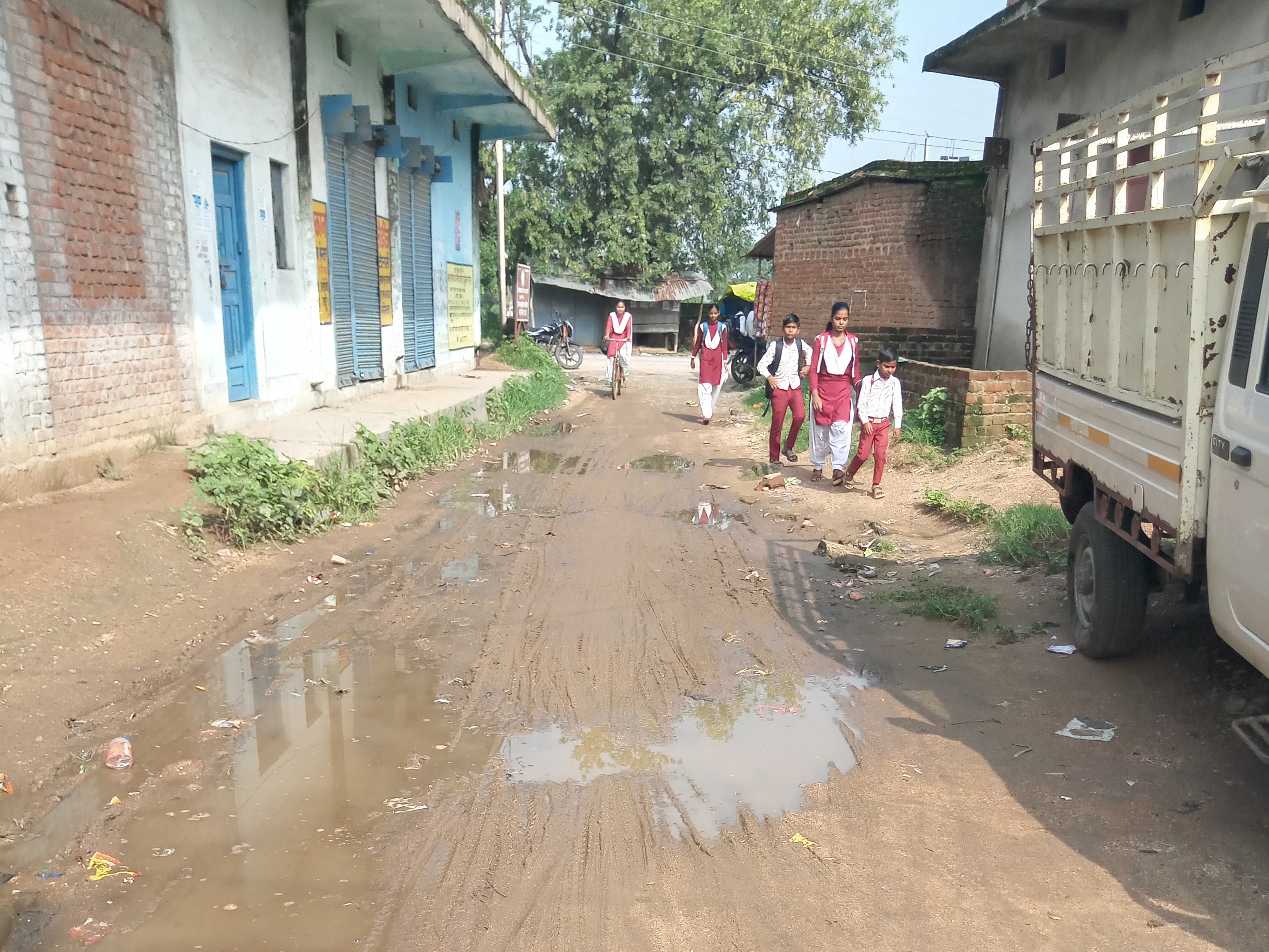 Waterlogging on the school road in Babhani | बभनी में स्कूल की सड़क पर ...