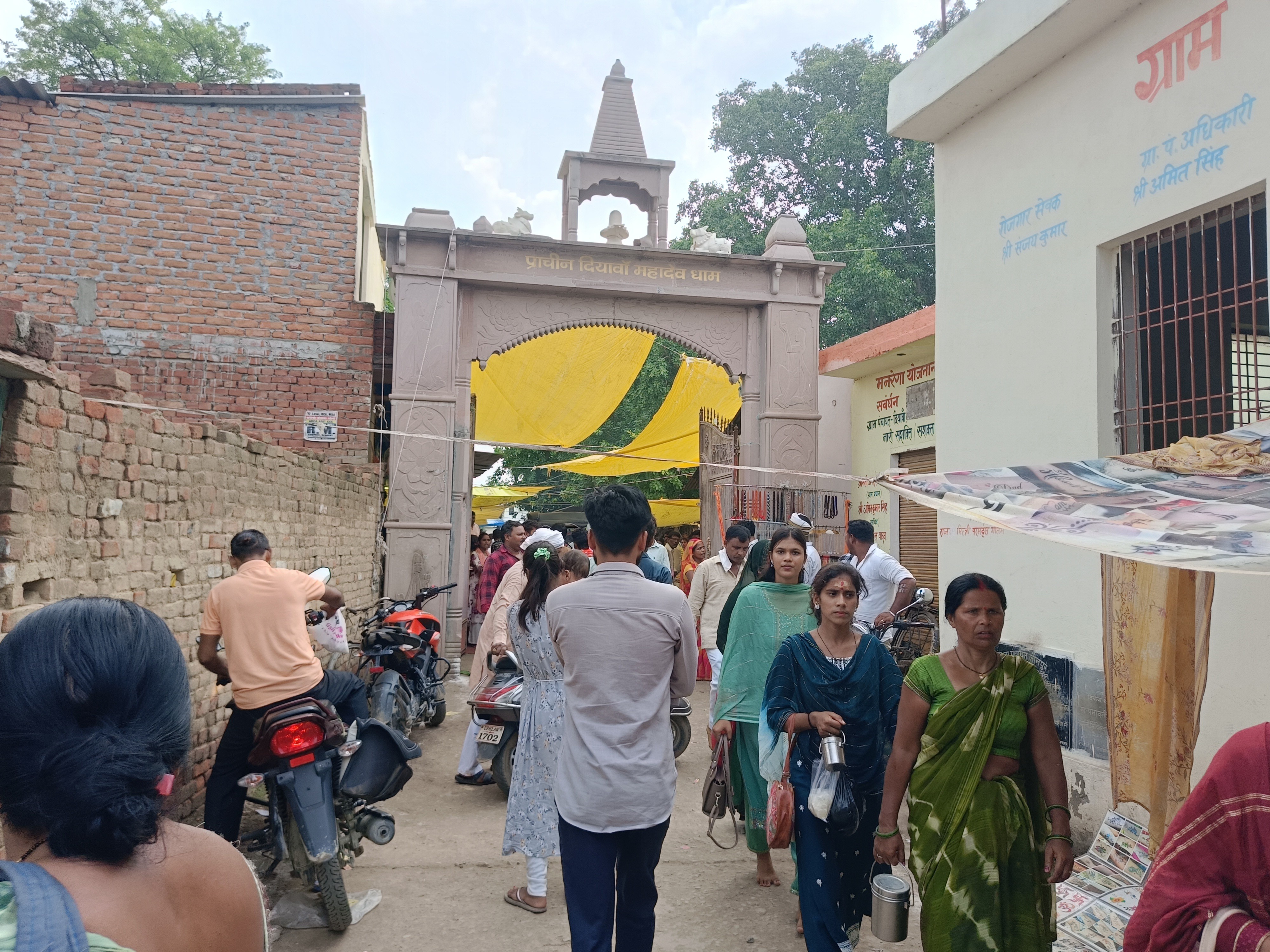 On the second Monday, devotees thronged the Diyawa Mahadev temple