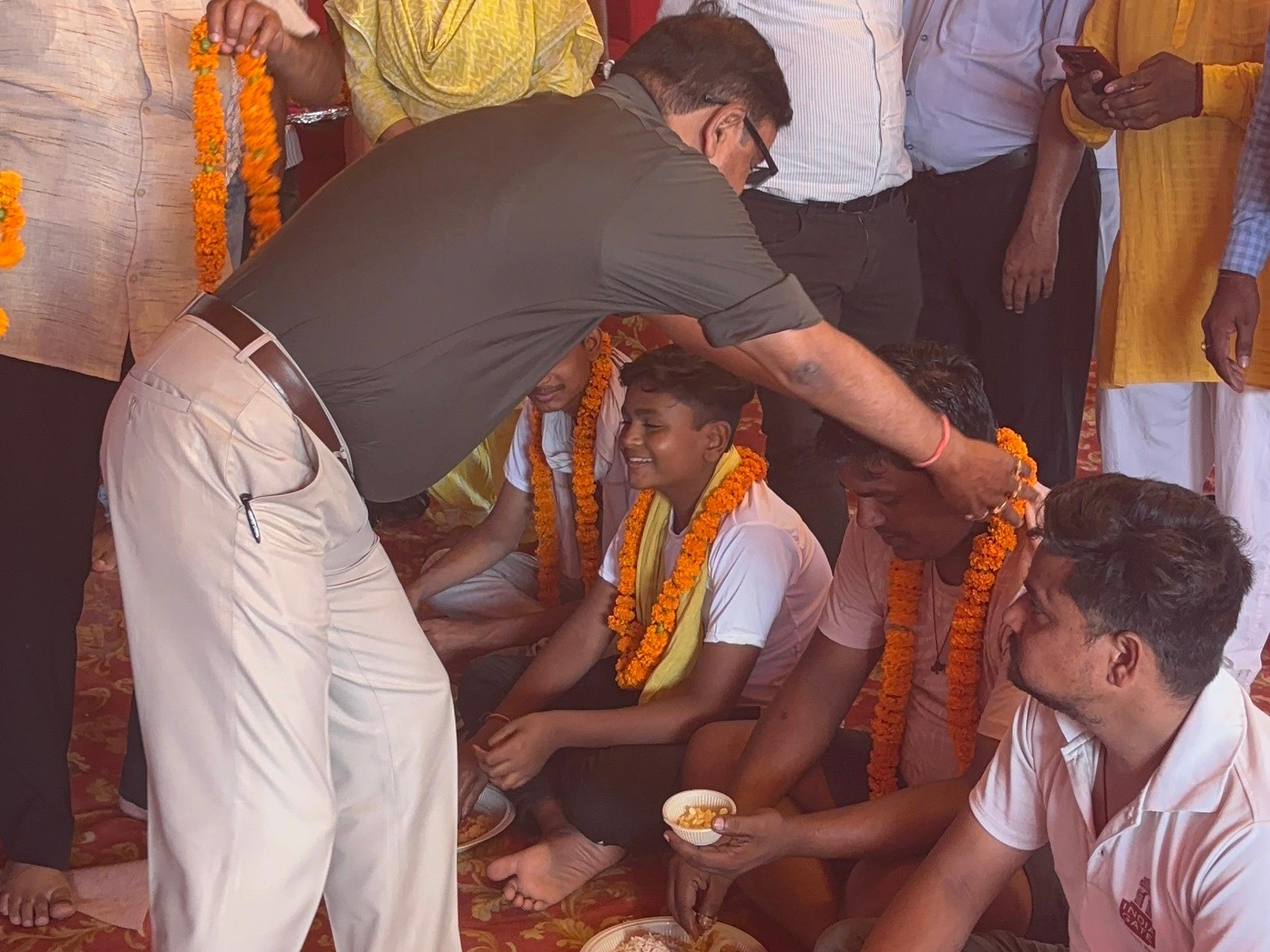 DM-SSP showered flowers on the Kanwariyas | डीएम-एसएसपी ने किया कांवड़ियों पर पुष्प वर्षा: नाथ ...