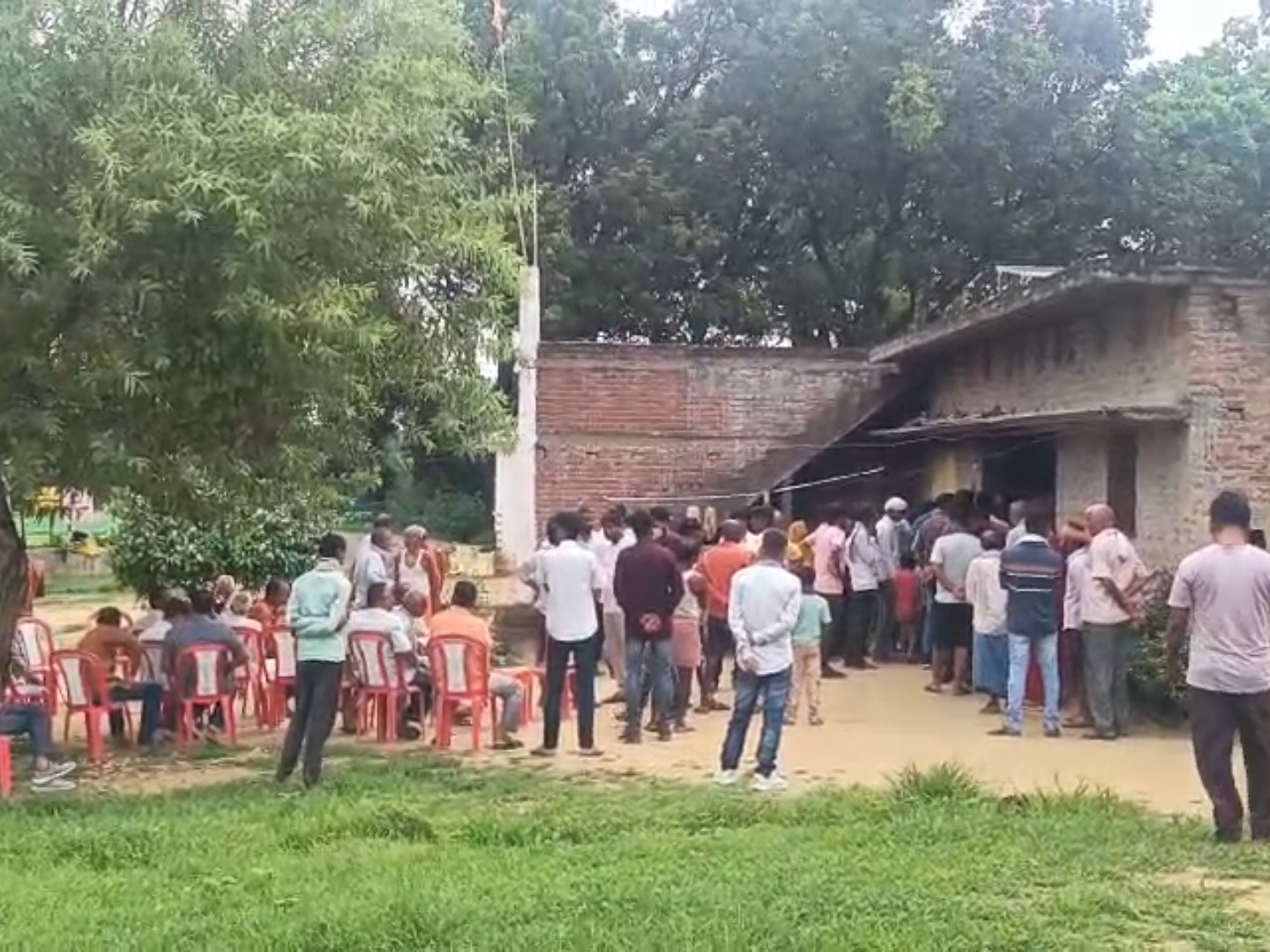 Injured person found on railway track in Payagpur | पयागपुर में रेलवे ...