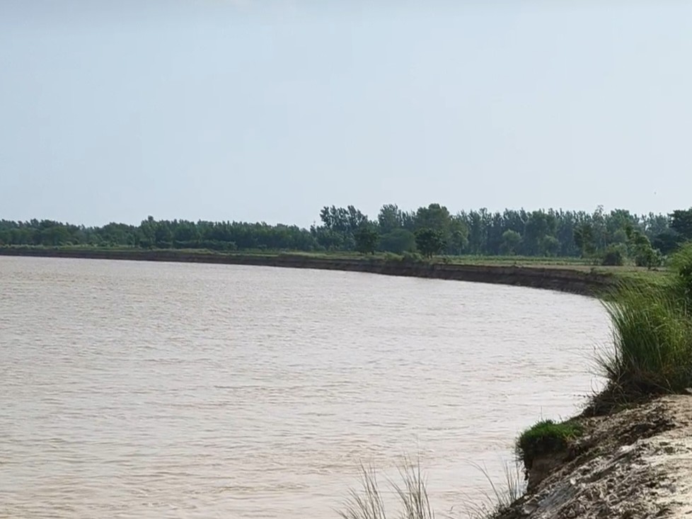 There is uproar in Mahuli Sher Khan due to erosion of Saryu river