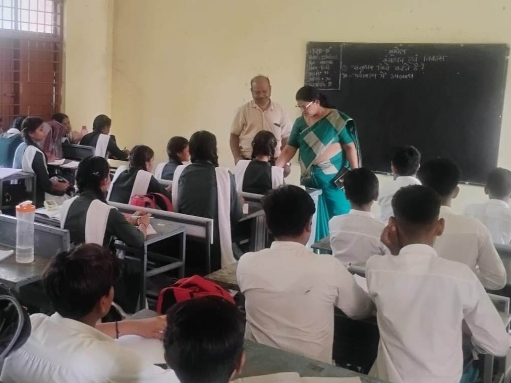 Notice to careless principal and teacher in Sagar | सागर में लापरवाह ...