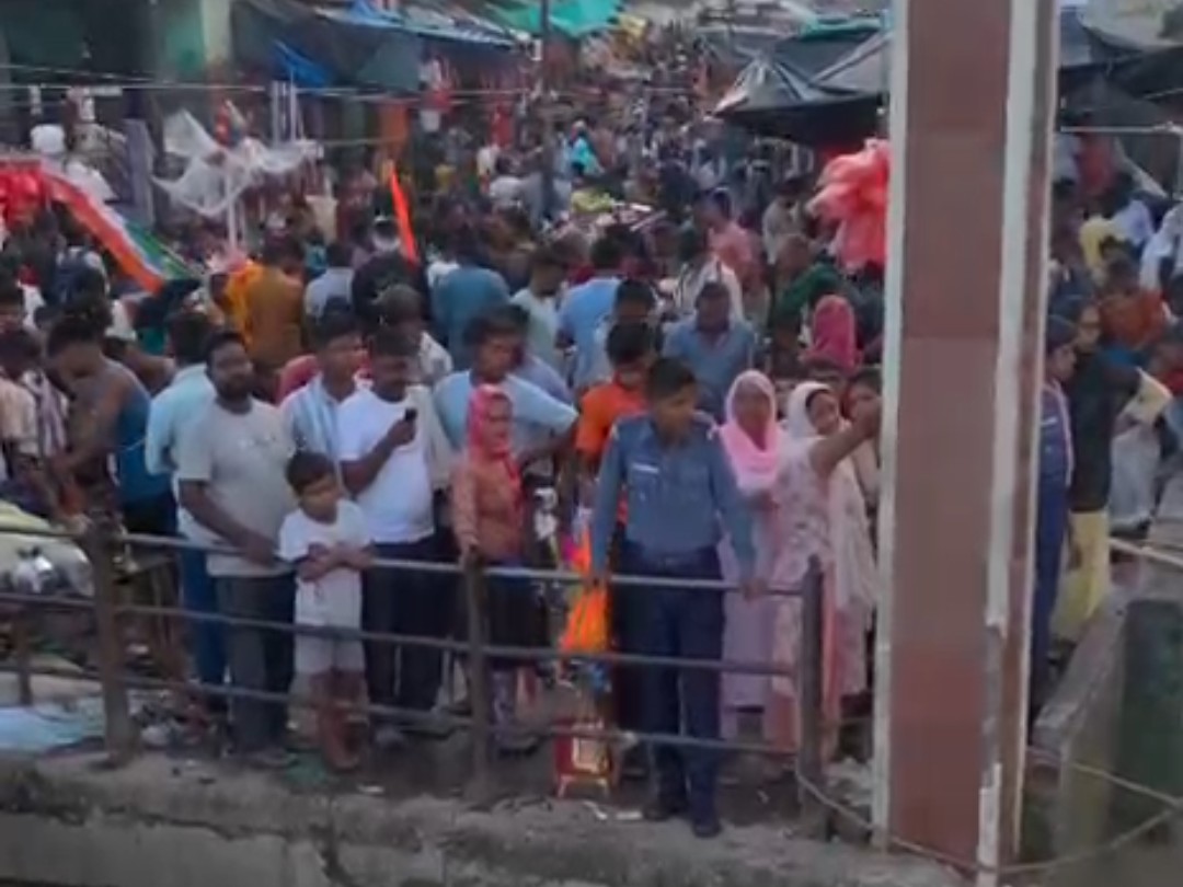 One lakh devotees filled Ganga water in Anupshahr | गंगा घाट पर एक लाख ...
