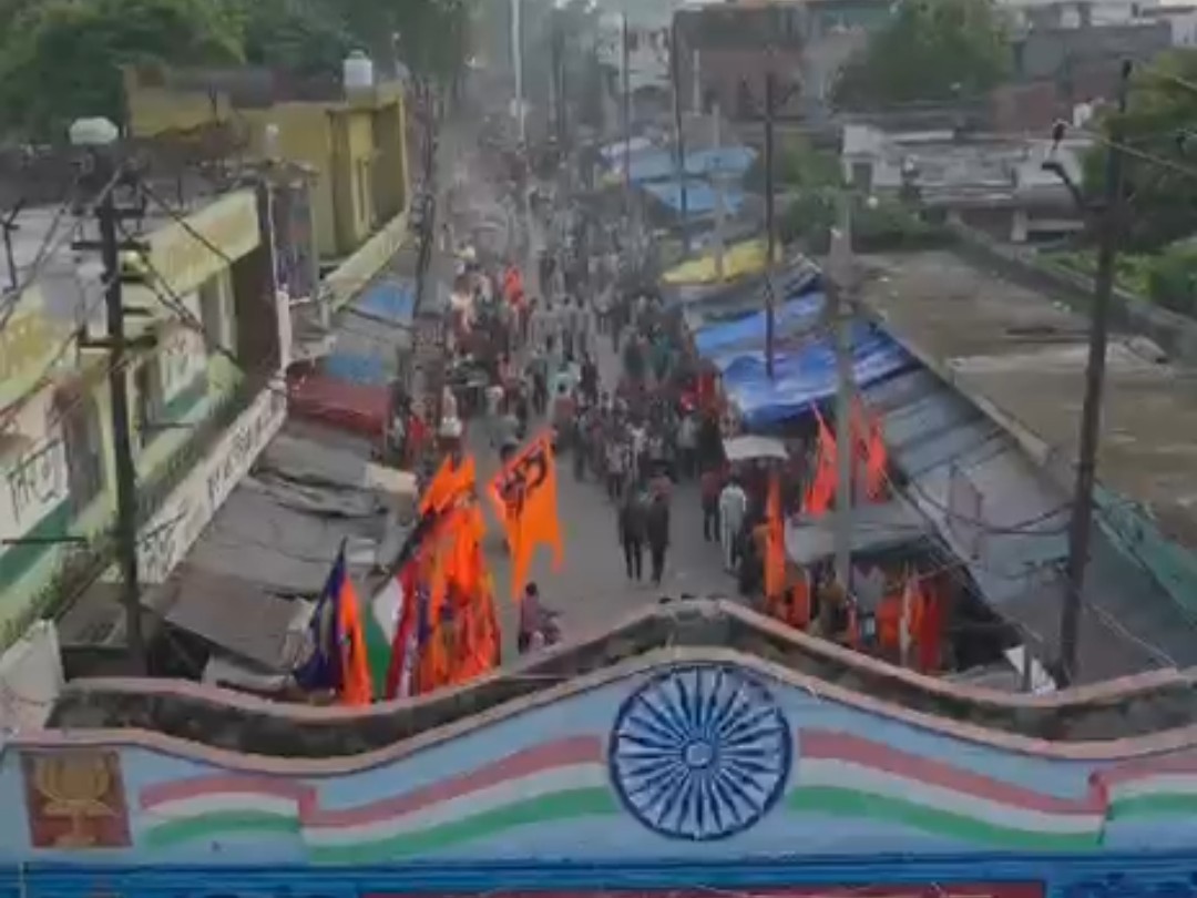 One lakh devotees filled Ganga water in Anupshahr | गंगा घाट पर एक लाख ...