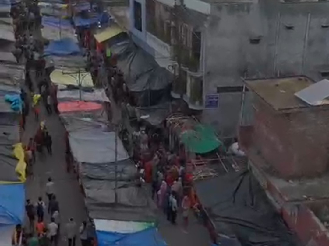 One lakh devotees filled Ganga water in Anupshahr | गंगा घाट पर एक लाख ...