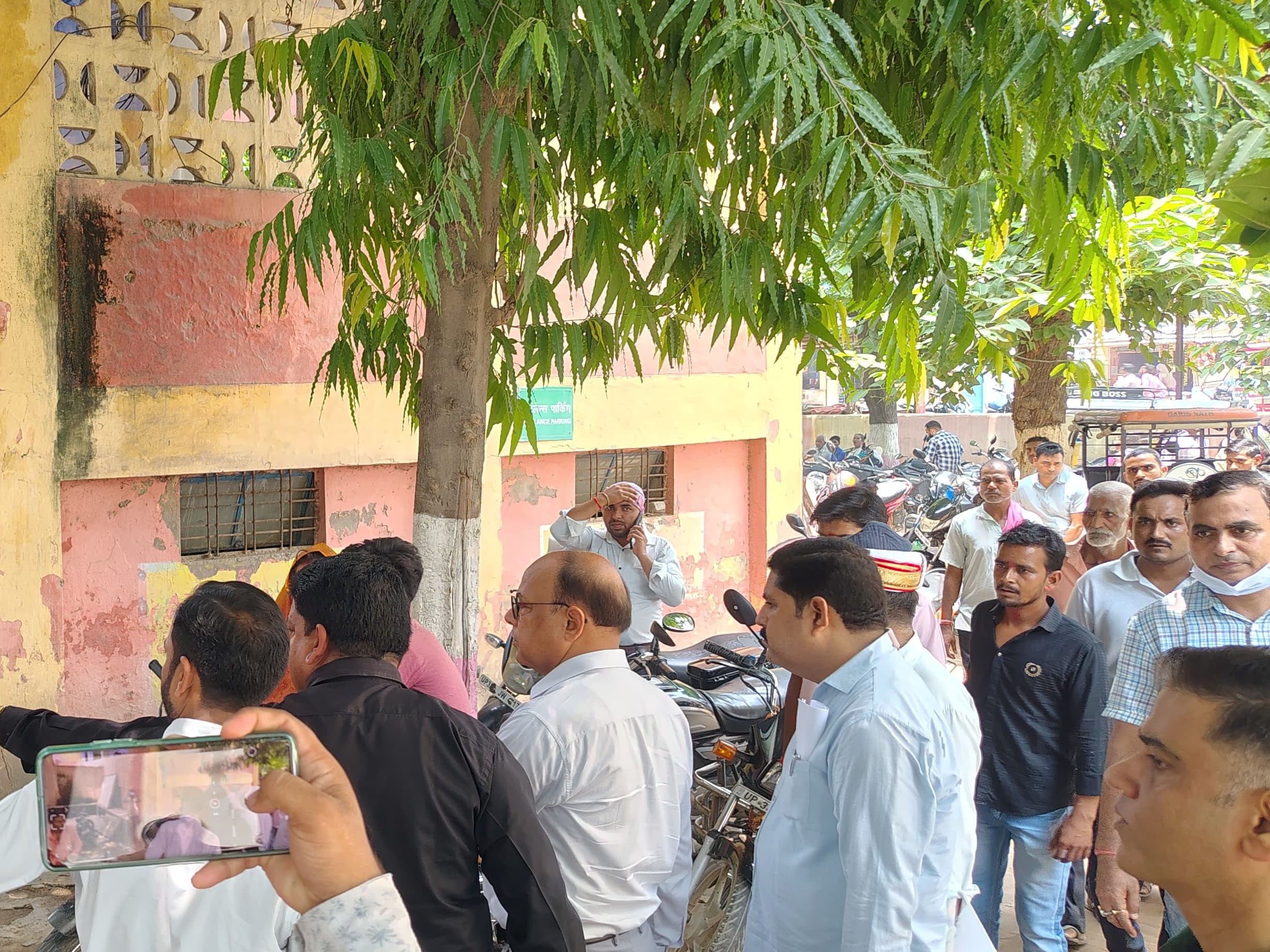 CMO's surprise inspection of CHC in Misrikh | मिश्रिख में सीएमओ का ...