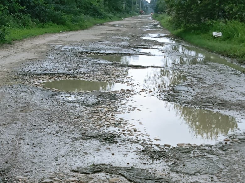 The road till Dhuswa market has turned into potholes Balrampur ...