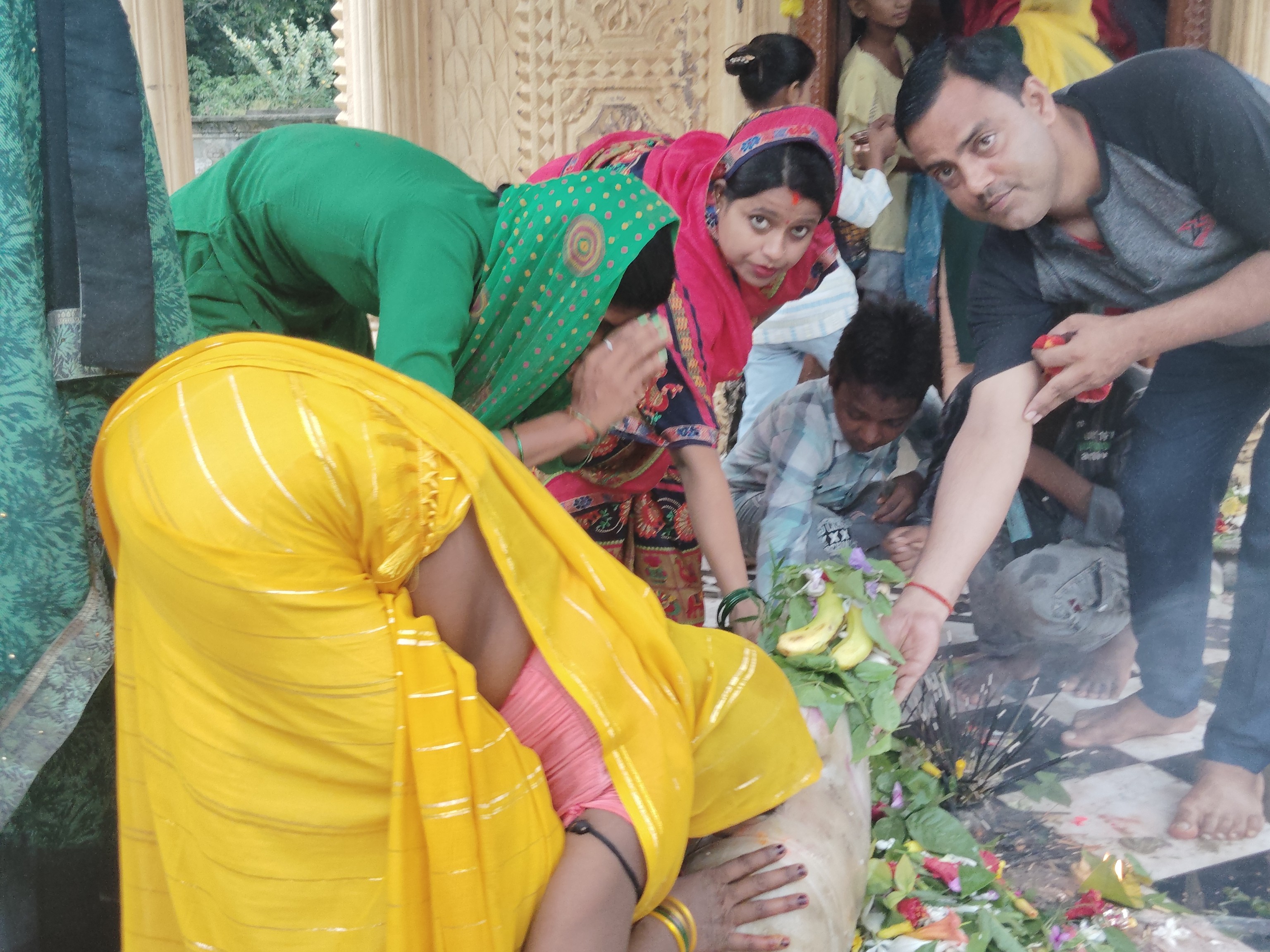 Devotees gathered at Shohrat Nath Shiva temple of Shohratgarh, devotees ...