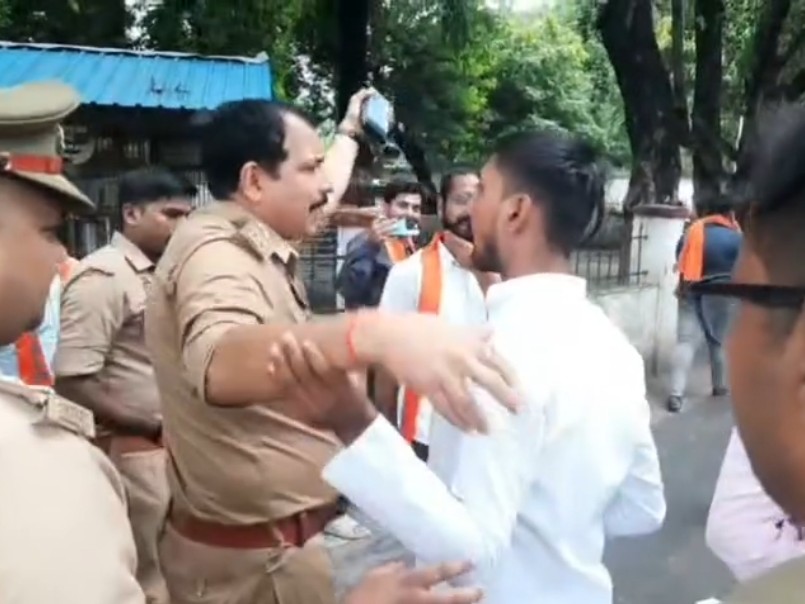 Scuffle between ABVP workers and police officer, VIDEO | ABVP ...