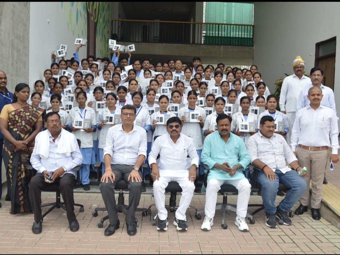Minister of State Sanjeev Gaur distributed tablets to nursing students